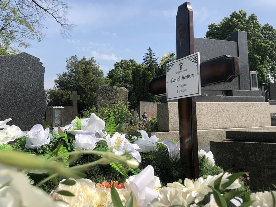 HROB Dana Heribana (†43): Dojemný ODKAZ od rodičov… Vence od Kollára aj ...