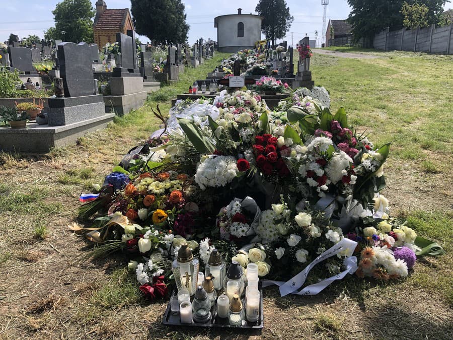 HROB Dana Heribana (†43): Dojemný ODKAZ od rodičov… Vence od Kollára aj ...