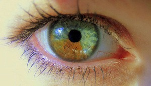 Doktor umelec: Dokáže zmeniť hnedé oči na modré, natrvalo! – galéria ...