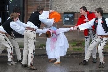 Slováci oslavujú Veľkú noc: Šibačka na západe, oblievačka na východe ...