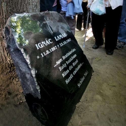 Schöner Náci už odpočíva na cintoríne v Bratislave – galéria | Topky.sk