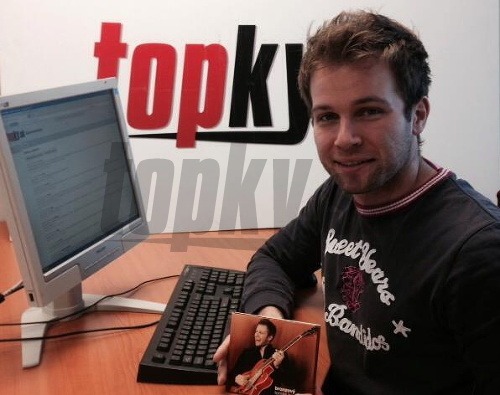 Spevák Tomáš Bezdeda bol online: Prezradil, čo má s dvojičkou ...