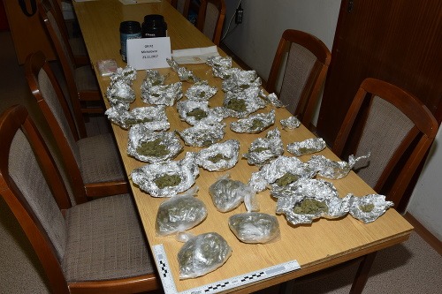 Muž schovával v byte tridsať balíkov drog: Michalovčanovi hrozí 15 ...