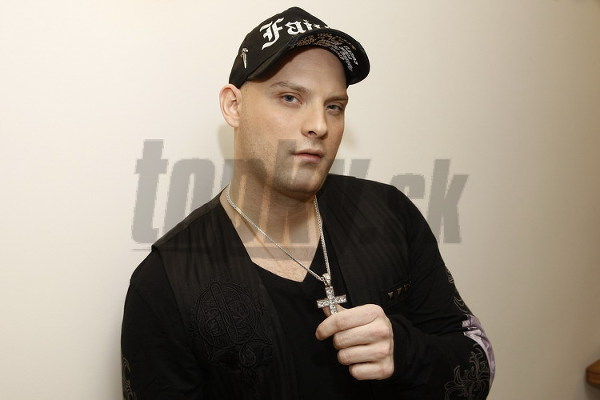 Spevák Tomi Popovič bol online: Prezradil, prečo miluje Rakovskú ...