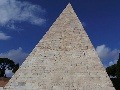 Staroveká pyramída uprostred moderného európskeho mesta? Za touto ...