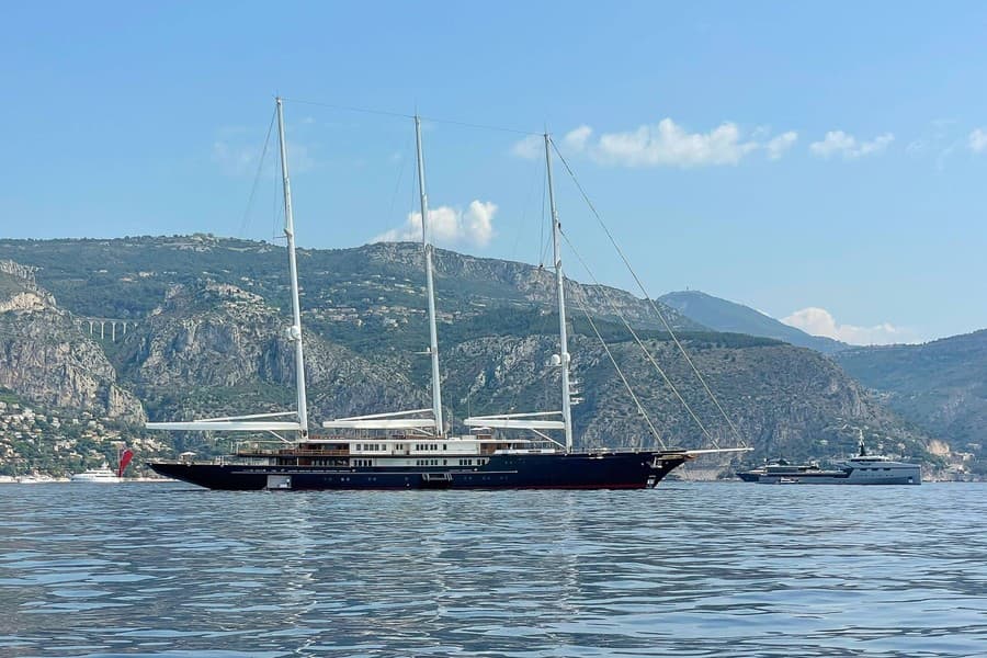 Takto dovolenkujú miliardári: Pri Taliansku kotví najväčšia plachetnica ...