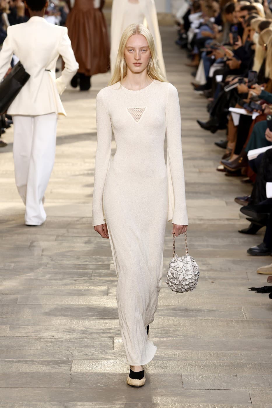 Farba roka 2026 podľa Pantone: Cloud Dancer – obláčiková biela v móde a ...