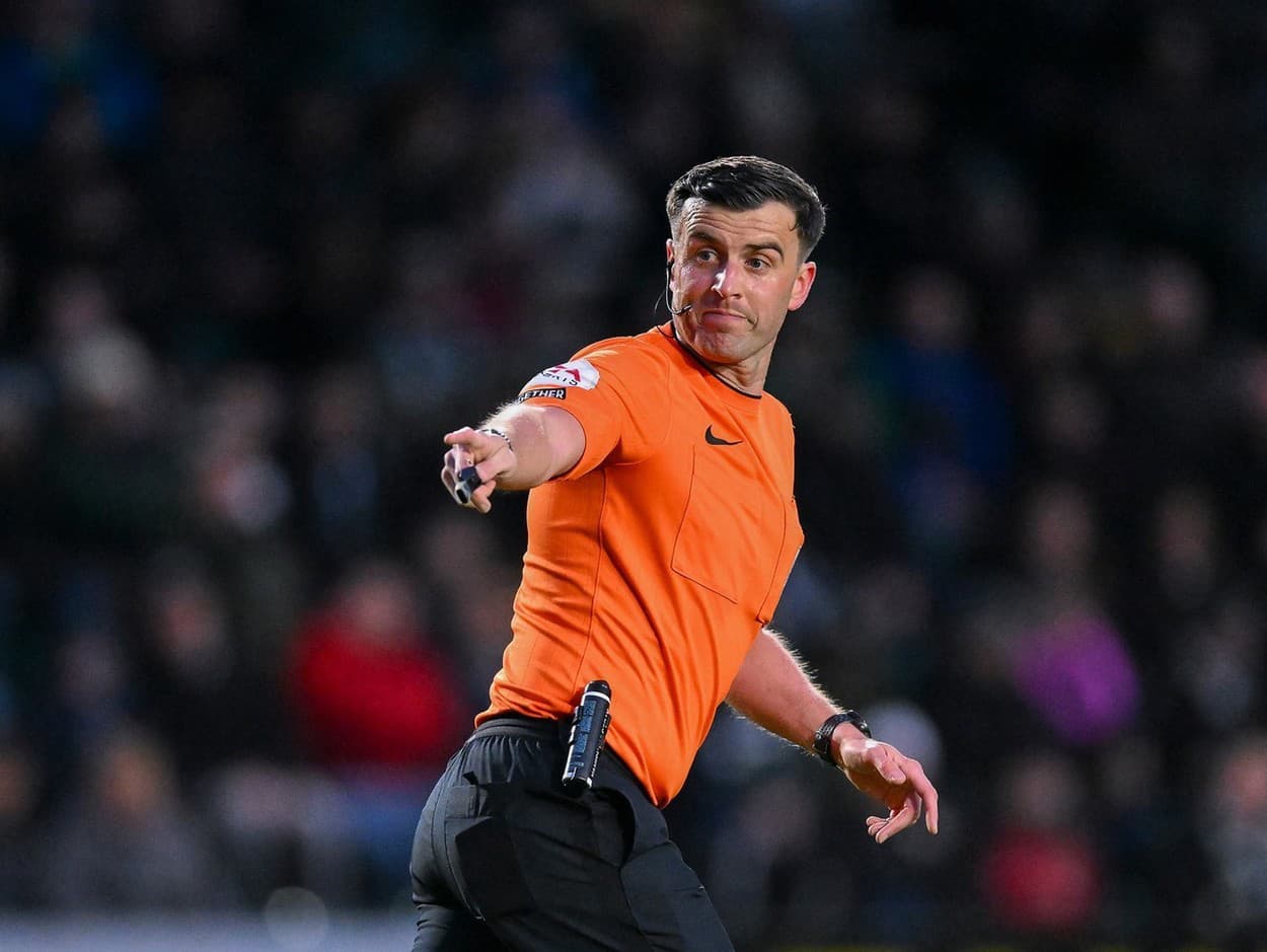 Šialené správanie futbalového fanúšika: Po odpískanej penalte vbehol na ...