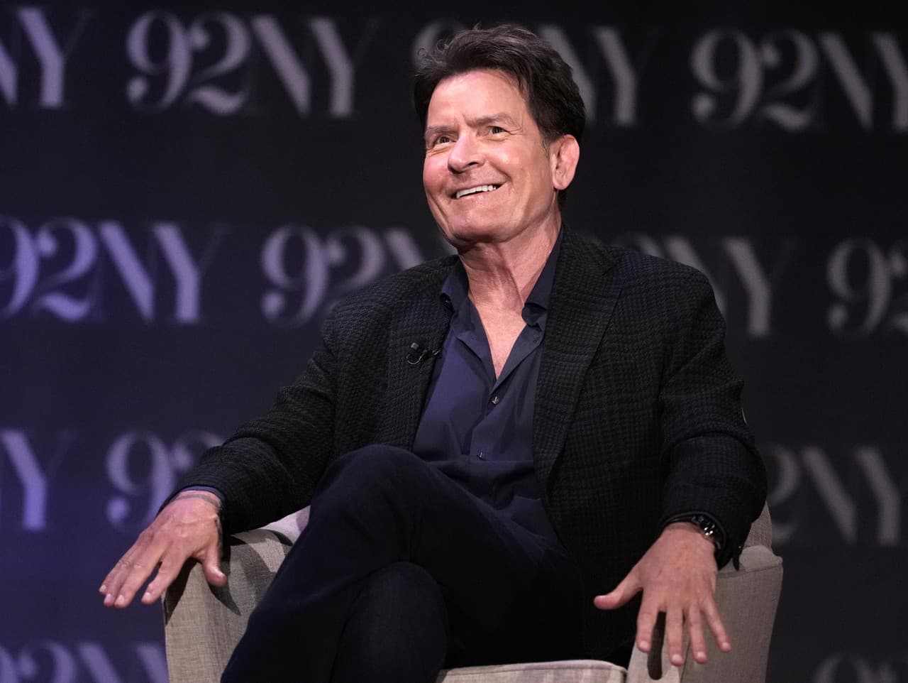 To je ale PREKVAPENIE! Charlie Sheen už nie je sám: Randí s mladším mužom!
