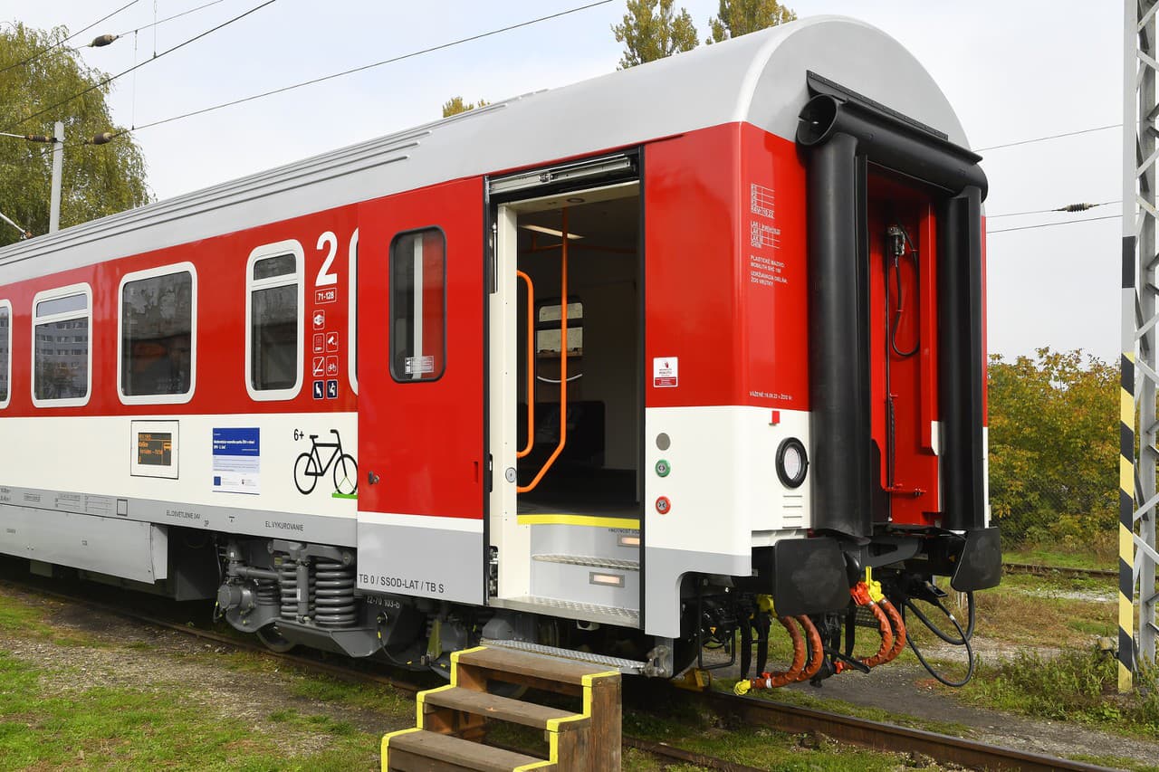 ZSSK nasadzuje na východe do prevádzky nové vozne. Takto vyzerajú ...