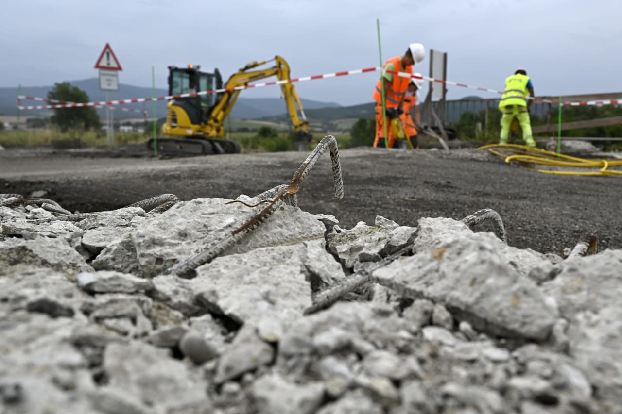 Rekonštrukcia panelky pri Trenčíne sa pre havarijný stav mosta posunie ...