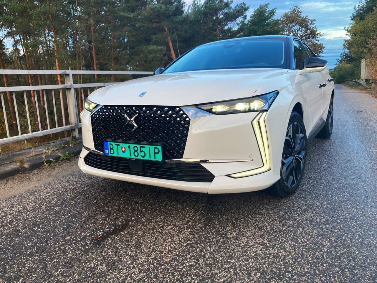 TEST: DS4 PHEV - ťaží z rokov skúseností. Iných. - foto galéria ...