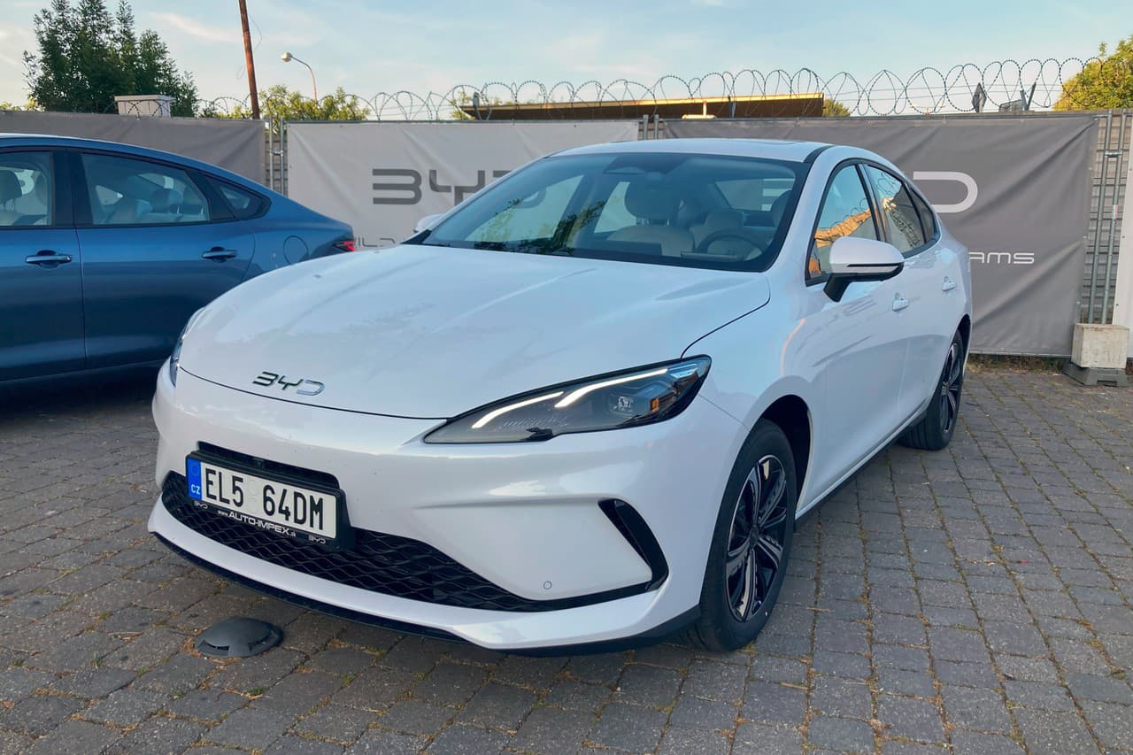 FOTO: BYD predstavil Seal 5 DM-i. Je to hybrid s extra dojazdom a ...