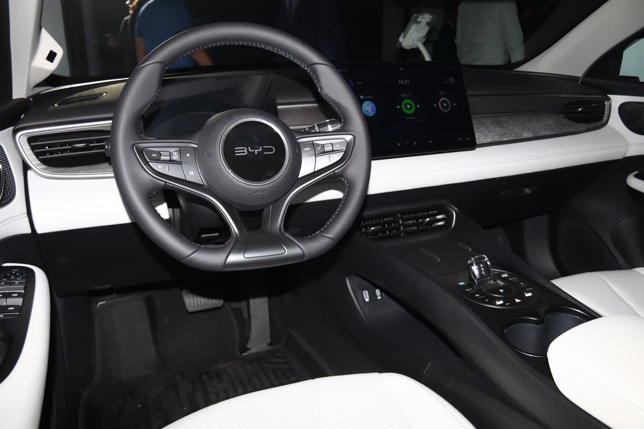 FOTO: BYD predstavil Seal 5 DM-i. Je to hybrid s extra dojazdom a ...