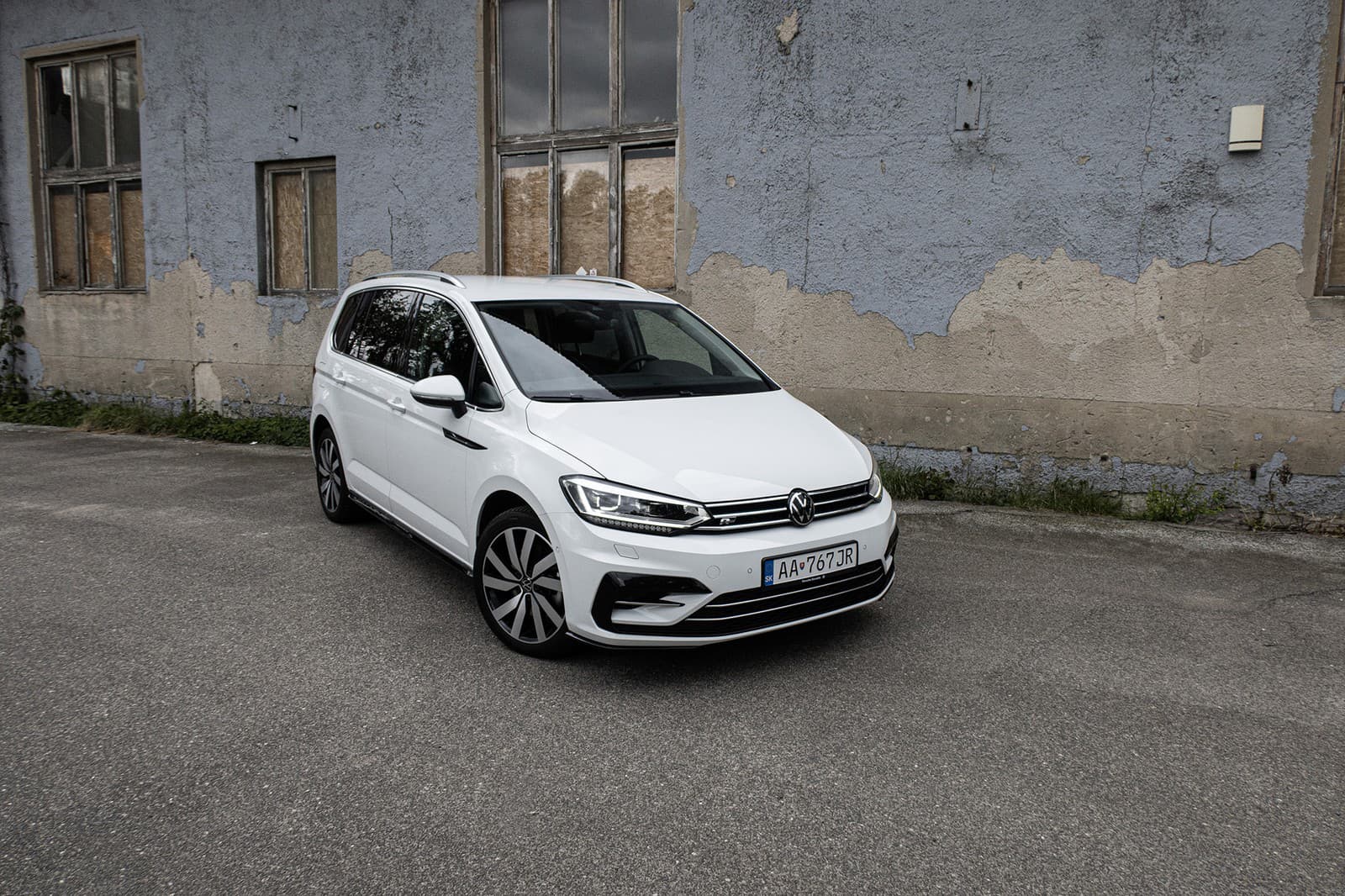 TEST: Volkswagen Touran R-line TSI - Kto hľadá, nájde