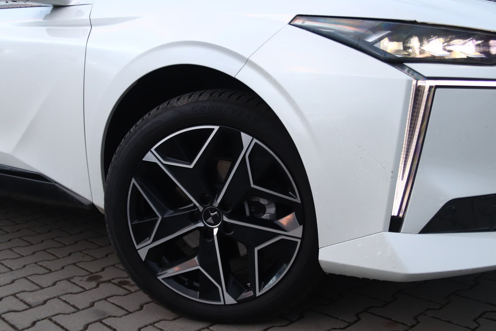 TEST: DS Automobiles N°4 Hybrid 145 - nové auto, nový motor