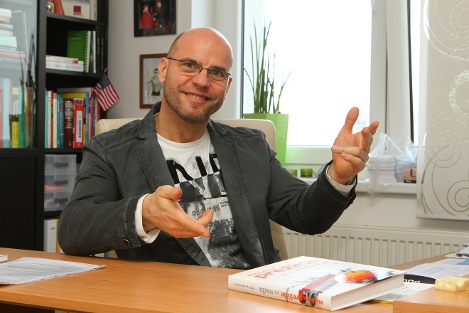 Dr. Igor Bukovský bude v online rozhovore odpovedať na otázky týkajúce ...